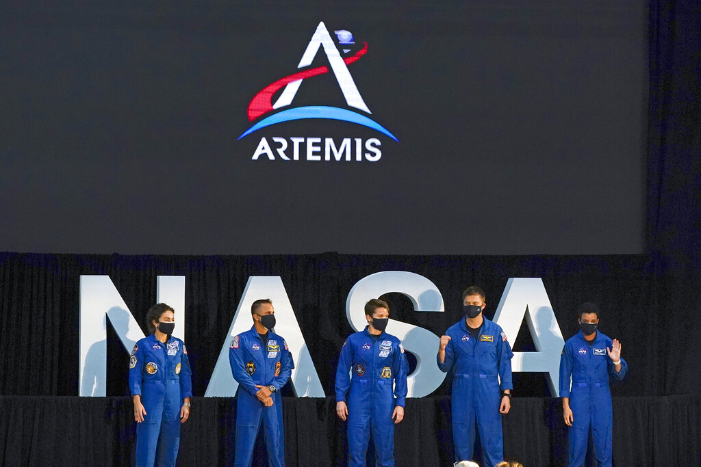 NASA Names The 18 Astronauts Who Will Train For Artemis Moon Landing Program Positive nasa-names-the-18-astronauts-who-will-train-for-artemis-moon-landing-program-positive