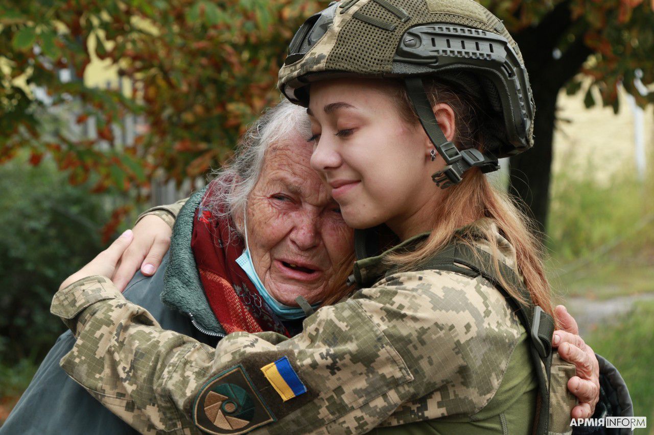 Ukrainian Soldier Comforts Elderly Resident As Village Is Liberated ...